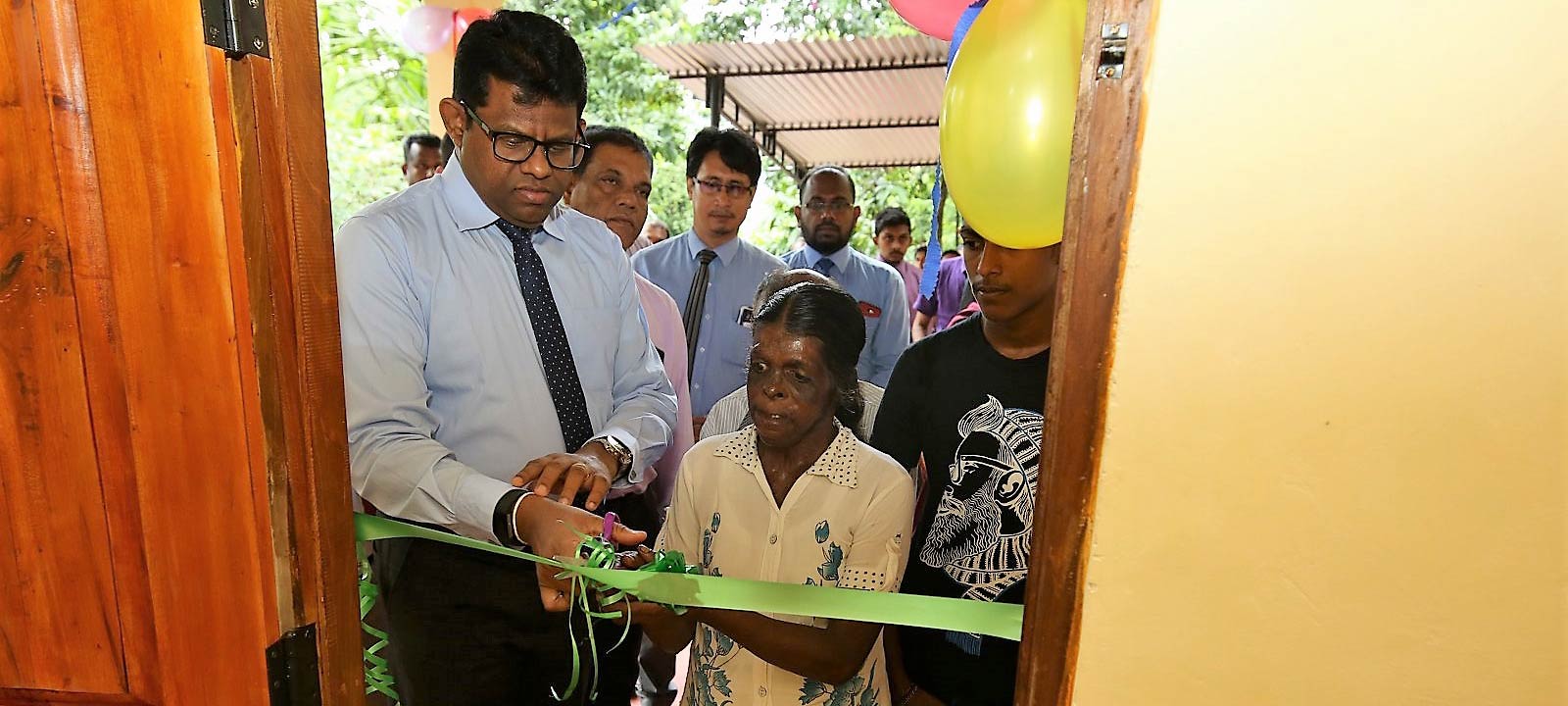 HNB FINANCE aids impoverished family in Matale
